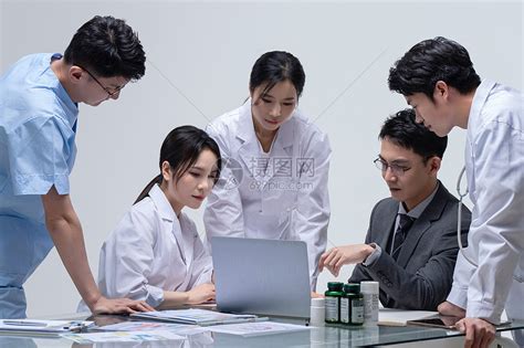 医药销售代表和医生交流高清图片下载 正版图片507625693 摄图网