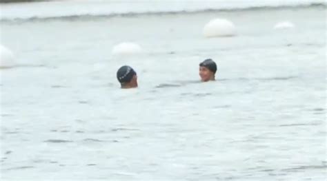 Напук на кмета на Париж Френският министър на спорта поплува в река Сена