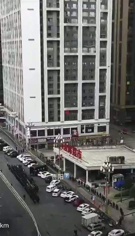 方舟子 On Twitter 贵阳的军管大军，这批没穿防护服。究竟调了多少部队进城，连防护服都不够用了。中国军人本来就不会被新冠感染，也