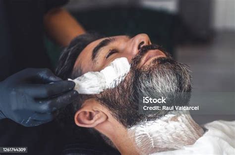 라텍스 장갑을 가진 이발사는 수염을 윤곽을 잡기 위해 고객에게 브러쉬와 크림을 바르는 면도 크림에 대한 스톡 사진 및 기타 이미지 면도 크림 이발사 이발소 Istock