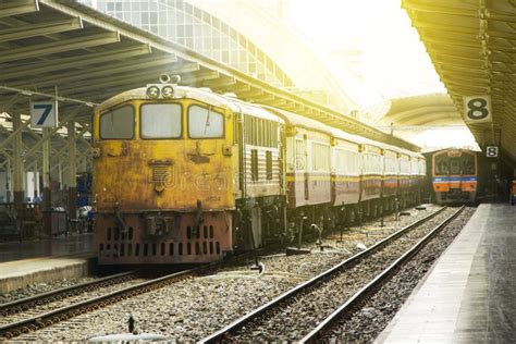 Vecchio Treno Locomotivo Elettrico Diesel Alla Stazione Ferroviaria