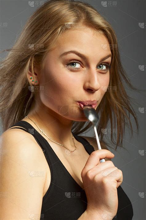 一把勺子在嘴里的女人