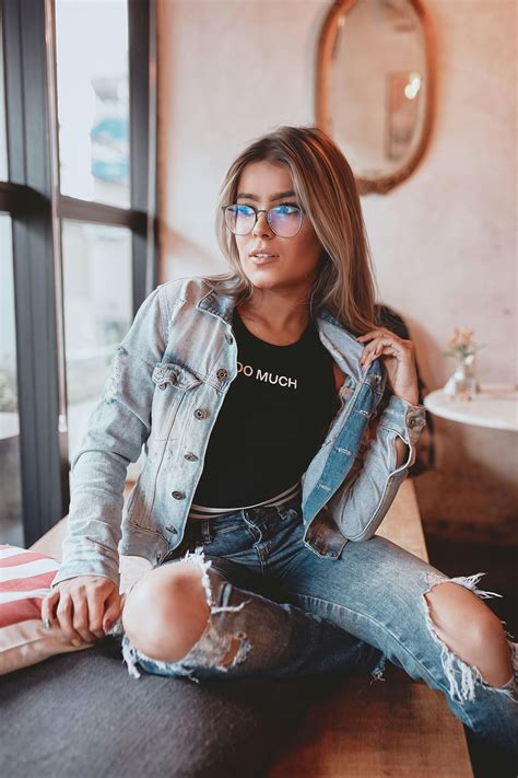 Foto De Mujer Vistiendo Chaqueta Vaquera · Foto De Stock Gratuita