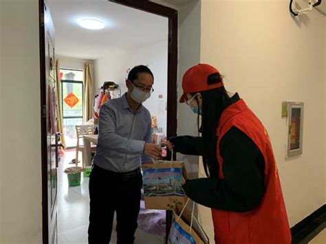 志愿者给返工人员发放物资 天能股份官网