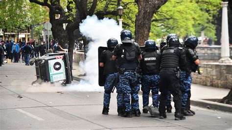 Un hombre disparó un mortero casero contra la policía en una violenta