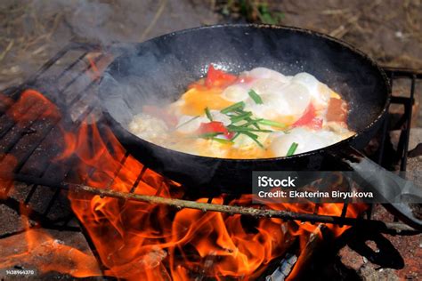숲속의 모닥불에 계란 후라이 캠핑 여행에서 모닥불에 계란 후라이 불에 프라이팬에 스크램블 에그 불에 오믈렛 요리 모닥불 요리 불에 아침 식사 스킬렛 팬에 대한 스톡 사진 및