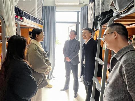副校长李建军走进艺术学院学生寝室话家常 台州学院艺术与设计学院