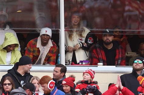 Taylor Swift Spends New Years Eve At Travis Kelces Game