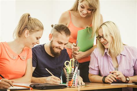 학생과 교사는 교실에서 교사 강사에 대한 스톡 사진 및 기타 이미지 강사 개인 지도 교사 공부 Istock