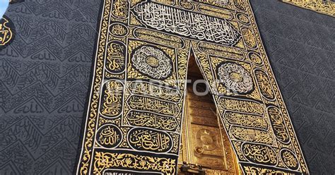 أماكن إسلامية مقدسة صورة مقربة لحجاج بيت الله الحرام بالقرب من باب