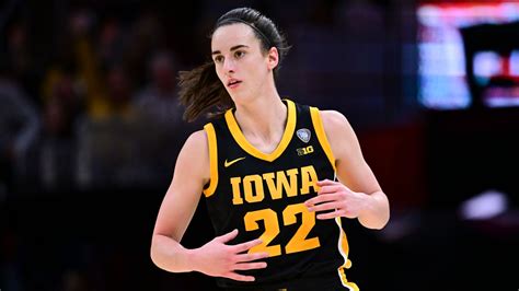 Caitlin Clark le phénomène du basketball universitaire marque encore