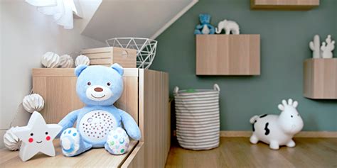 세련 되 고 귀여운 스칸디나비아 신생아 아기 방 매달려 나무 선반 아기 침대 장난감 스타 램프와 테 디 베어 현대 녹색 배경 벽입니다 밝고 맑은 인테리어 완구류에 대한 스톡