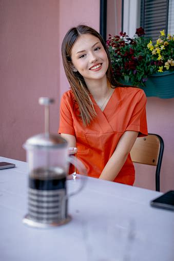 즐거운 순간 병원 정원에서 휴식을 즐기는 미소 짓는 젊은 의료 종사자 간호사에 대한 스톡 사진 및 기타 이미지 간호사 간호