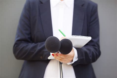 기자 회견 이나 미디어 이벤트에서 기자 마이크를 들고 메모를 작성 Live Event에 대한 스톡 사진 및 기타 이미지