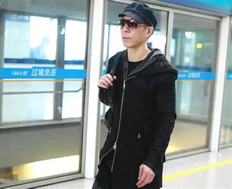 朱茵老公现身机场，54岁黄贯中打扮时潮流，脸却暴露了真实年龄