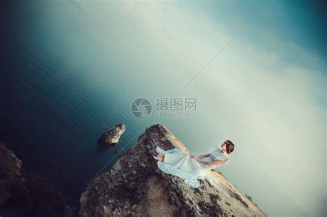 美丽的新娘在海岸上摆着天使般的装束高清图片下载 正版图片503080497 摄图网