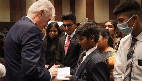 Después de 25 años el élder Uchtdorf se reúne con los Santos de la India