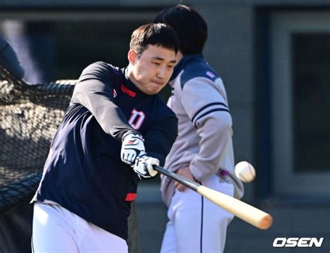 오재원 협박에 몸살→드디어 복귀한 8인 사령탑 고생했다 이제 더 잘해야지 격려 [이천 현장]