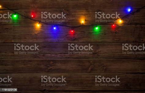 나무 표면에 여러 가지 빛깔의 전구와 전기 화환 크리스마스와 새해 배경 0명에 대한 스톡 사진 및 기타 이미지 0명 12월 갈란드 장식품 Istock