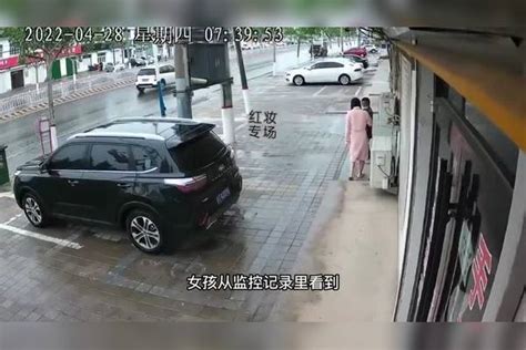 监控下感动的一幕大哥穿着单薄的站在街头被冻得瑟瑟发抖大哥穿着监控