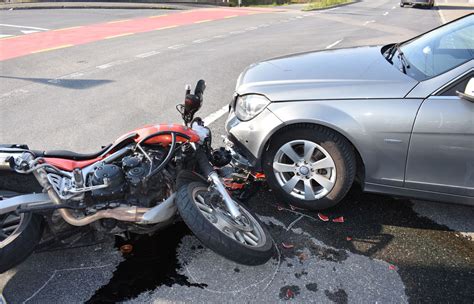 Motorradfahrer Bei Kollision Mit Auto Verletzt