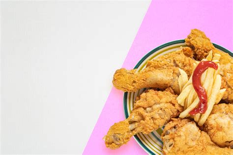 프라이드 치킨 다리와 배경 텍스트 또는 메뉴에 대한 빈 장소와 패스트 푸드의 주제에 빈티지 템플릿 감자 요리에 대한 스톡 사진