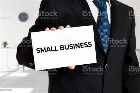 사업가는 중소기업이라는 단어가 있는 카드를 들고 있습니다 비즈니스 기업가 정신 개념에 대한 스톡 사진 및 기타 이미지 개념 경영자 경제 Istock