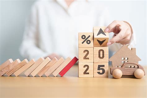2025년에 떨어지는 블록과 홈 및 자동차 모델의 백분율 Up 및 Down 화살표 부동산 모기지 주택 대출 및 자동차 부채