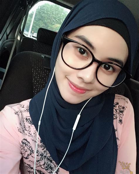 Gadis Cermin Mata Comel Masya