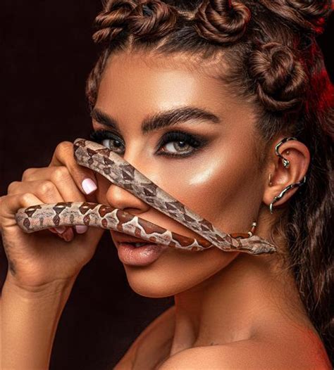 پرتره زن زیبا با موها صاف قهوه ای و تاج روی سرش 1663522