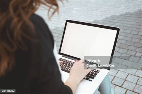 사업가의 후면 도시에 야외에서 노트북 키보드 작품 이다 클로즈업 여성 프리랜서 모의 빈 복사본 공간을 모바일 컴퓨터에 텍스트를