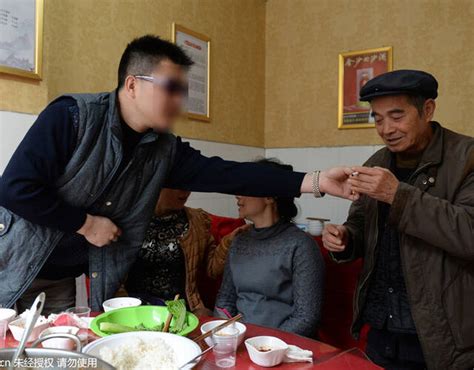 生父自杀10年后，母亲终与被拐儿子团聚