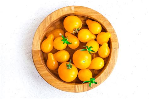 흰색 배경에 나무 그릇에 작은 노란색 토마토 노란 배 토마토의 클로즈업 이미지 유기농 건강 식품 0명에 대한 스톡 사진 및 기타