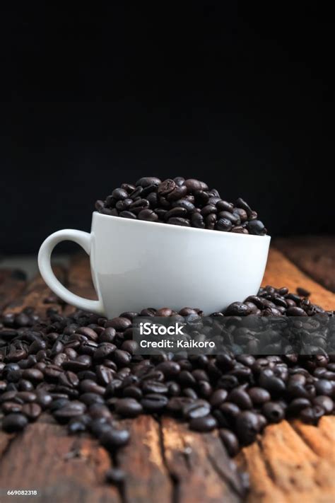 복사 공간을 가진 나무 바닥에 흰색 세라믹 컵에 어두운 볶은 커피 콩의 총 닫습니다 0명에 대한 스톡 사진 및 기타 이미지 0명 갈색 구이 Istock