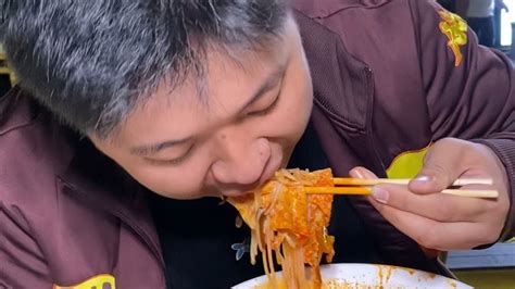 这位帅哥又来挑战螺蛳粉了，这次挑战二两爆辣再加辣成功带走四箱螺蛳粉！ Youtube
