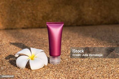 화장품의 프리젠 테이션 텍스트가 있는 병입니다 화장품 미용 스파 의약품 크림 화장품 샴푸 0명에 대한 스톡 사진 및 기타 이미지 Istock