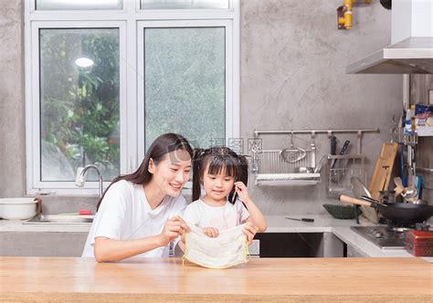 孩子学习帮助父母做家务擦桌子高清图片下载 正版图片500441025 摄图网
