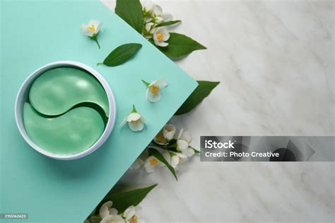 콜라겐 하이드로겔 아이 패치와 자스민 꽃 뷰티 컨셉 눈가 피부 관리용 화장품 리프팅 뷰티 살롱 주름 방지 평면도 문자를 위한