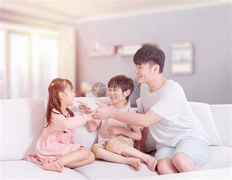 陪孩子玩耍的父亲图片素材 正版创意图片401017007 摄图网