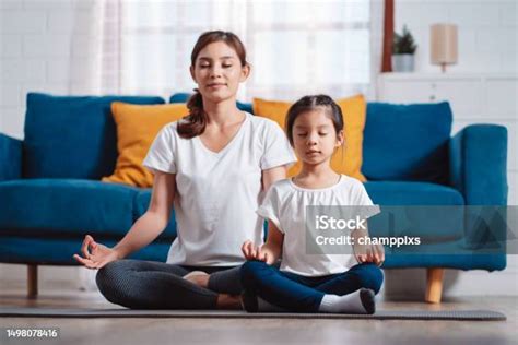 집에서 함께 즐겁게 운동하는 엄마와 딸 유연성을 위해 근력을 키우고 스포츠 운동 훈련 가족 개념입니다 25 29세에 대한 스톡 사진 및 기타 이미지 Istock