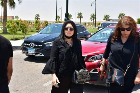 انهيار إيمي ودنيا سمير غانم أثناء تشييع جثمان والدتهما دلال عبد العزيز