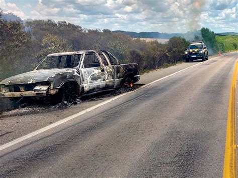 Caminhonete furtada é incendiada na BR 293 em Piratini Jornal