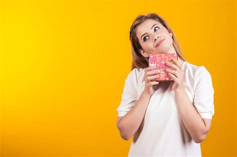 작은 선물 상자를 들고와 멀리 보이는 하얀 드레스 입은 행복 한 여자의 초상화 공휴일에 대한 스톡 사진 및 기타 이미지 공휴일 귀여운 긍정적인 감정 표현 Istock