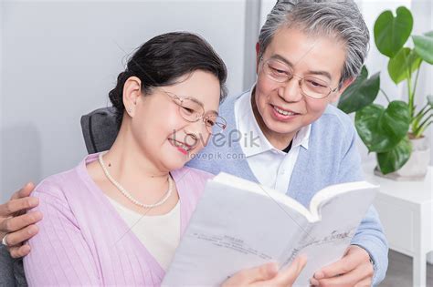 집에서 독서 노인 커플 사진 무료 다운로드 Lovepik