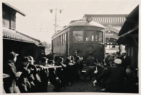 扶桑・高雄小に60年前あったんだ 児童ら運んだ電車図書室、地元企画展で当時の写真：中日新聞web