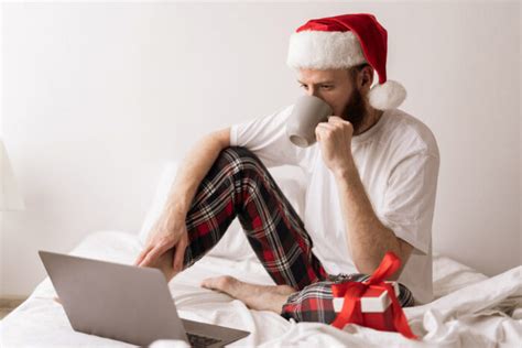 침대에서 쭈그려 앉아 일하면…몸 이렇게 망가진다