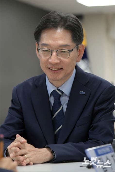 미소짓는 김경수 전 지사