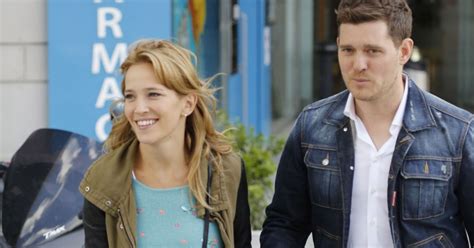 Michael Bublé sa femme Luisana Lopilato et leur fils Noah se promènent dans les rues de Madrid