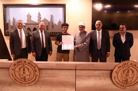 رئيس جامعة الأزهر يكرم طلاب الهندسة لحصولهم على جائزة التميز الدولى صور
