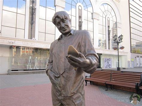 Памятник Гене Букину в Екатеринбурге | 彫刻, 野外彫刻
